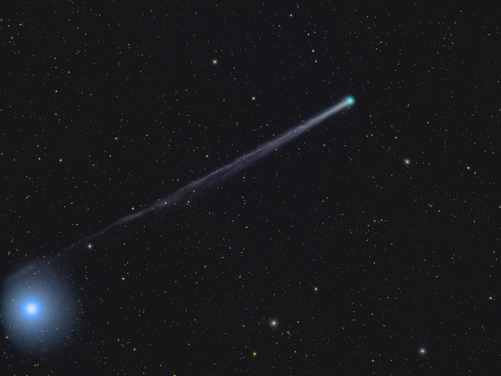 La cometa C/2025 R2 (SWAN) raggiungerà la distanza minima dalla Terra a ottobre: dove e quando ...
