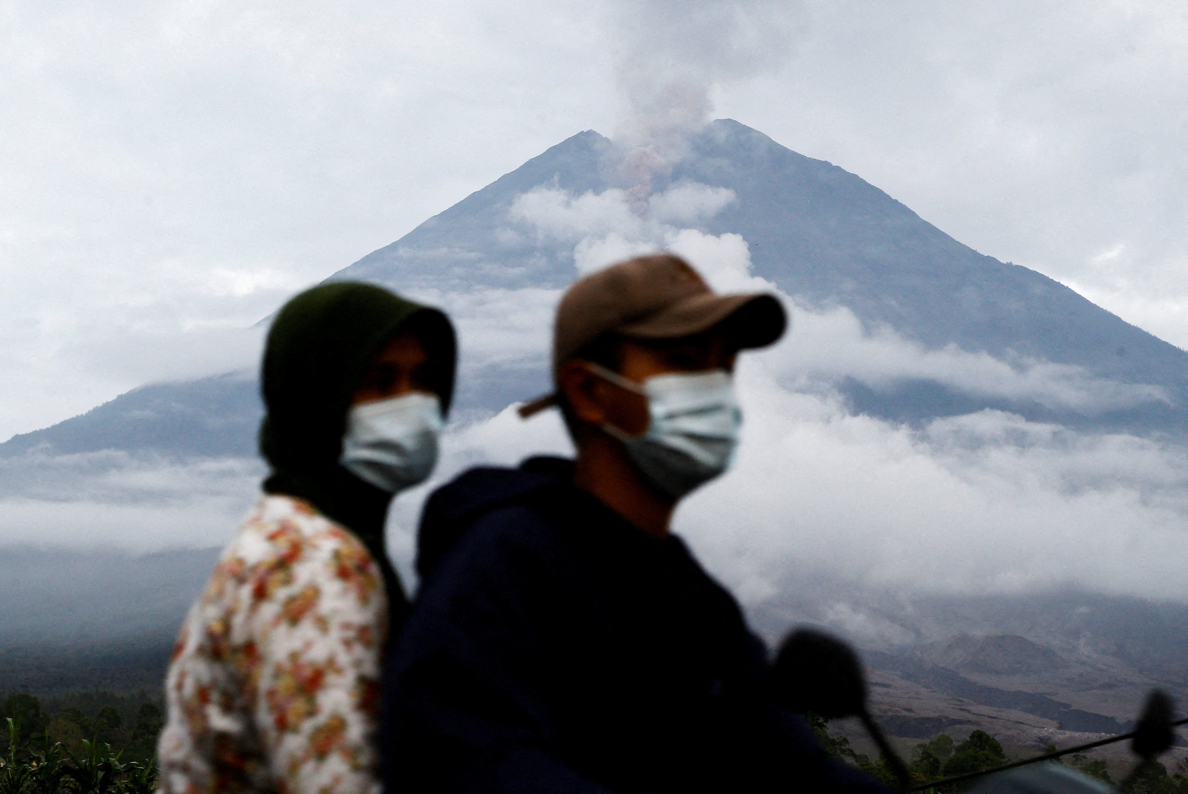 Eruzione del vulcano Semeru in Indonesia: evacuati residenti e turisti ...